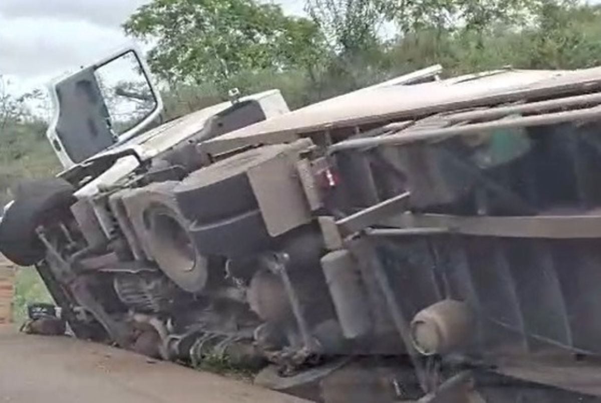 Carreta tomba na BR-116 e carga de fogos de artifício é saqueada - Acorda Cidade - Portal de ...