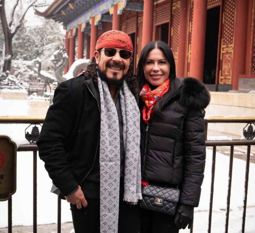 Após o Carnaval, Bell Marques curte férias com a família na China
