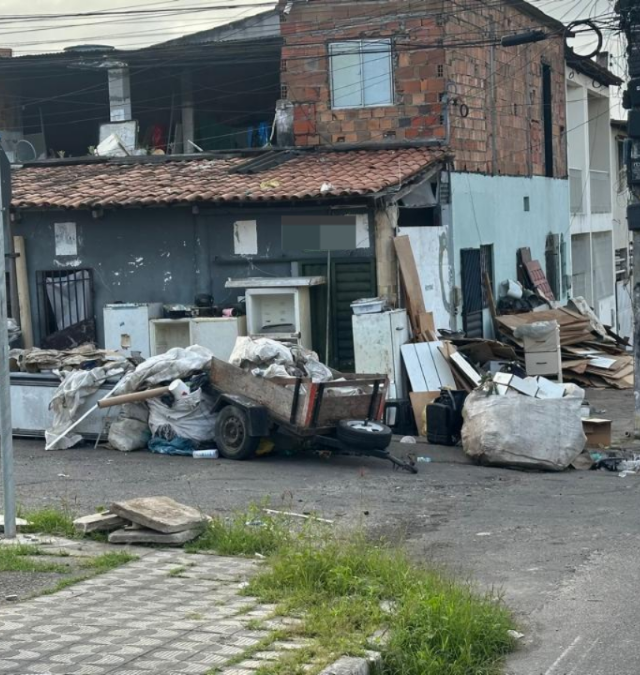 Moradores reclamam de ratos e escorpiões após acúmulo de lixo em rua da ...
